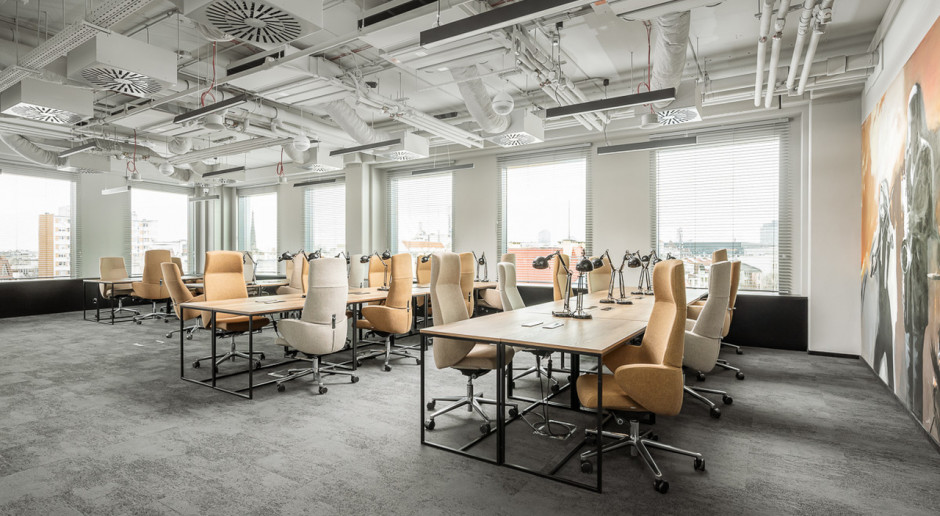 Praca hybrydowa wygrywa z home office