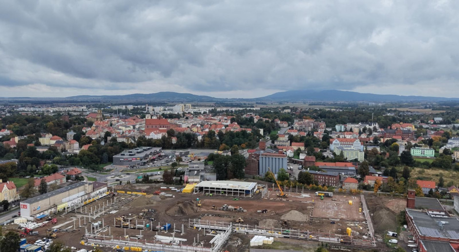 W Dzierżoniowie powstaje park handlowy z topowymi markami. Otwarcie w 2026 roku